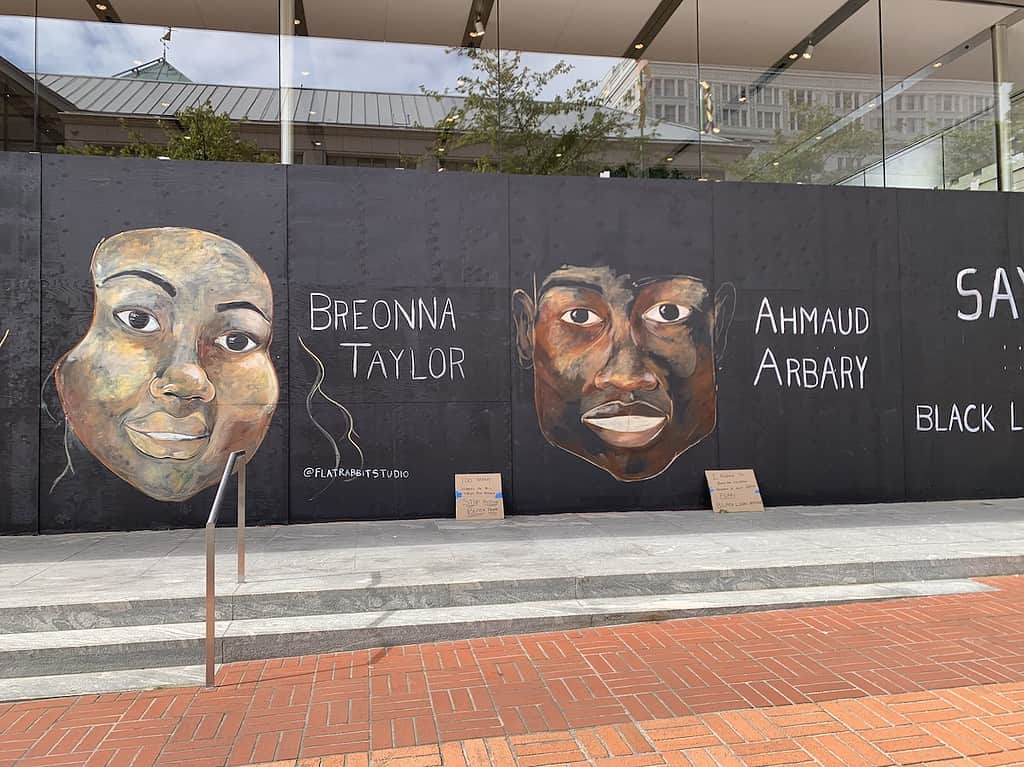 Mural Painted Over Boarded-Up Apple Store in Portland