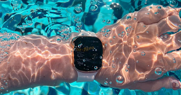 How to Turn On Water Lock on Apple Watch