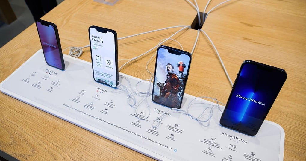 Kuo Reports Apple Likely to Further Separate Device Features in iPhone ...