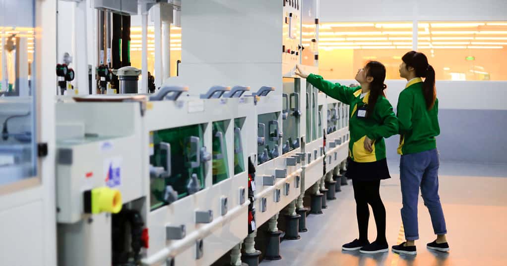 Employees at Foxconn's iPhone Factory Vent About Strict COVID-19 ...