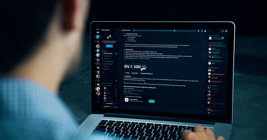 Stuck on "Discord Downloading Update 1 of 1" on Mac? Here's What to Do