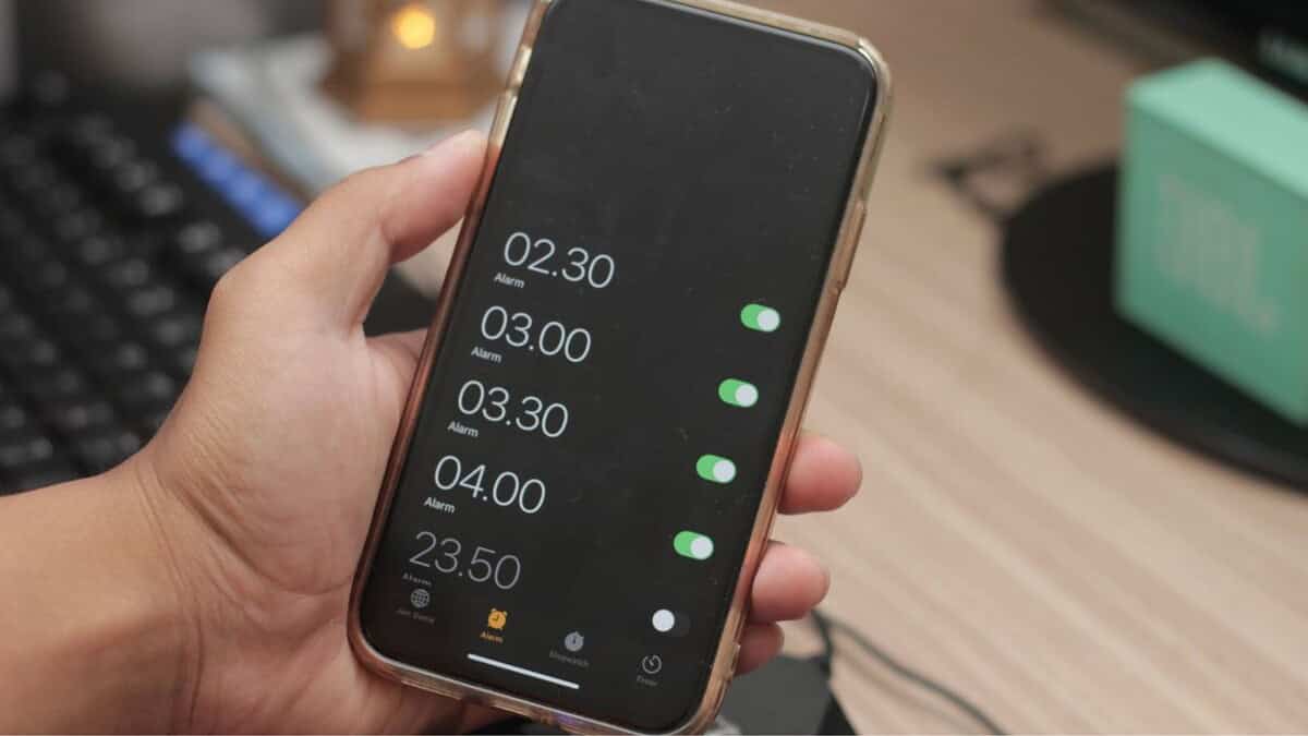 iOS Alarm vs. Traditional Clock: Which Is More Reliable?