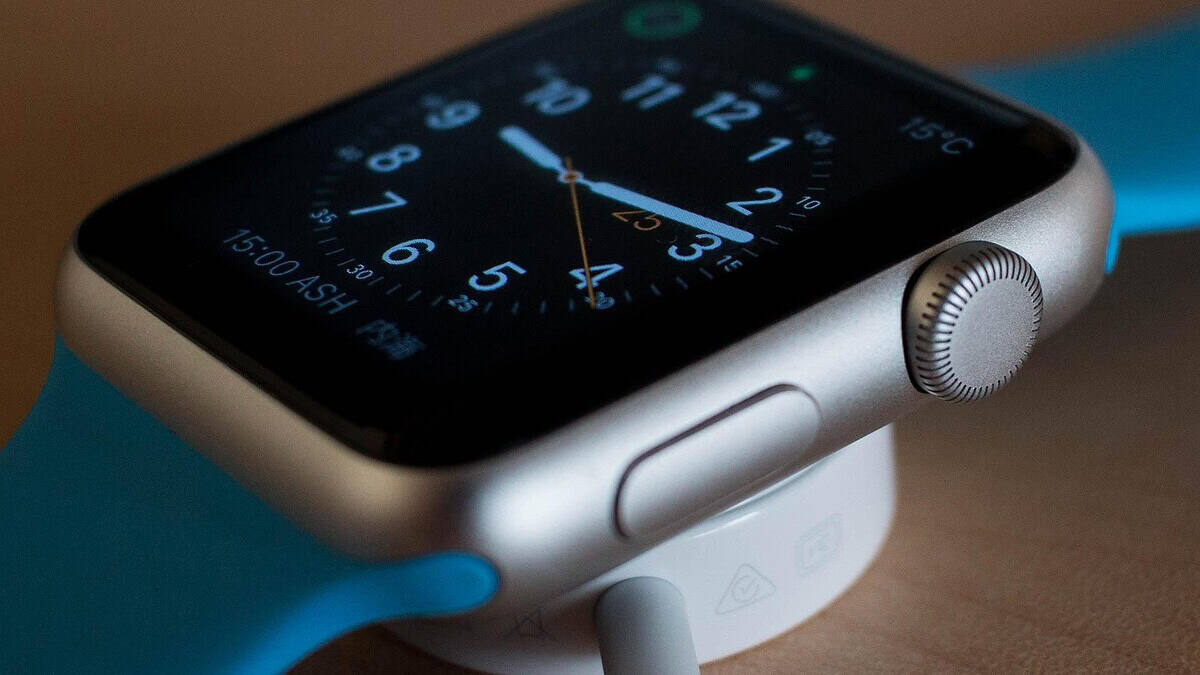 4 Ways to Charge Your Apple Watch (Including With iPhone)