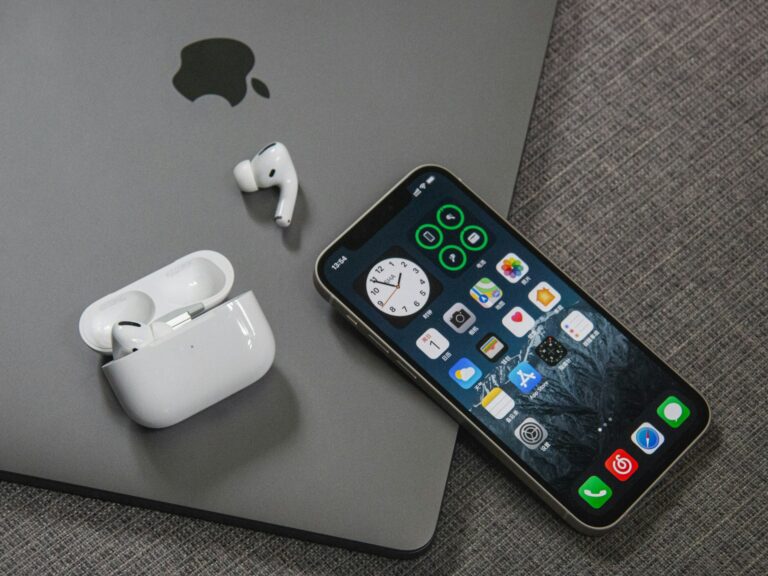 iOS 26 vs One UI 8: A Comparison of Features and Performance