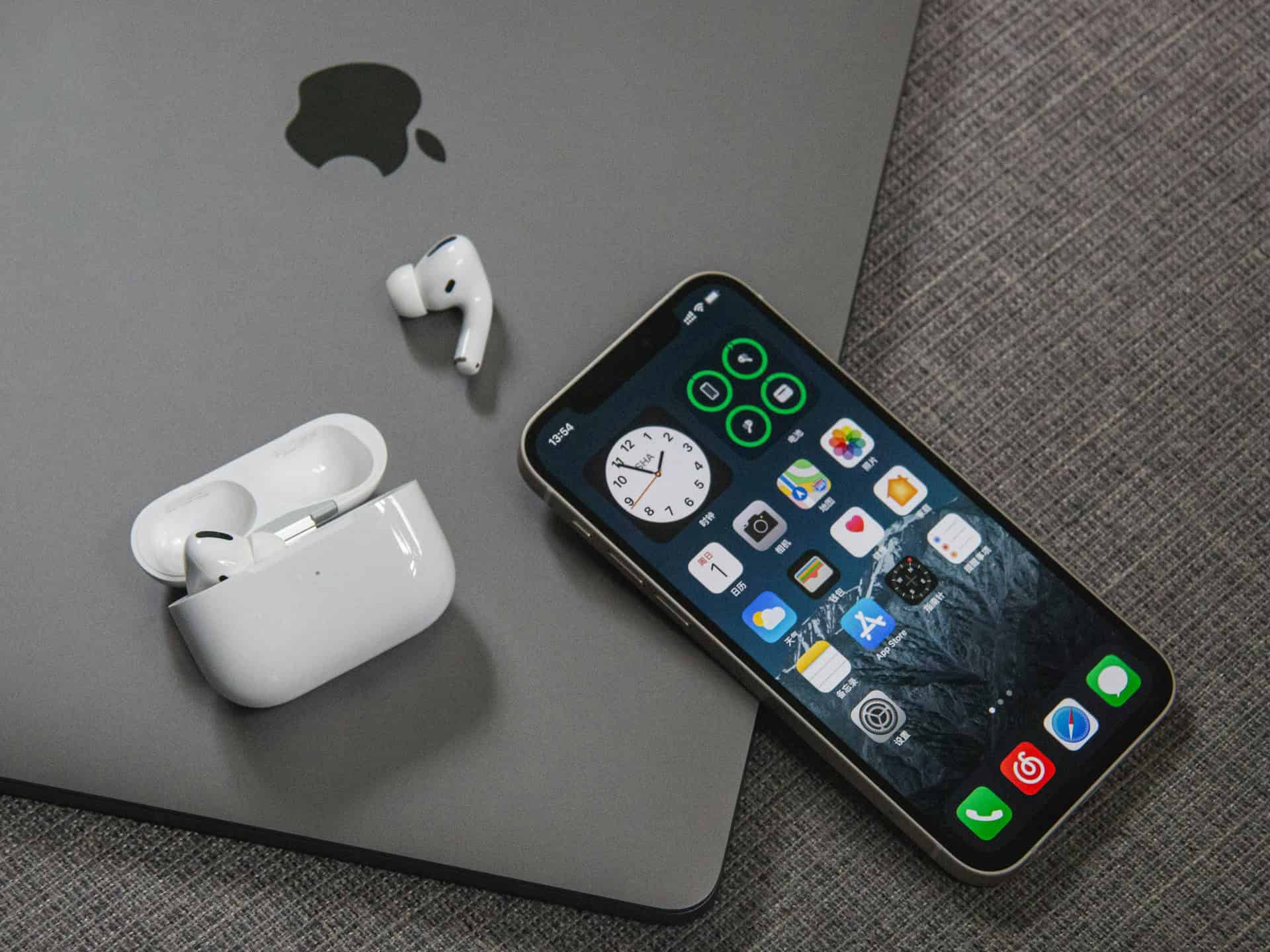 iOS 26 vs One UI 8: A Comparison of Features and Performance