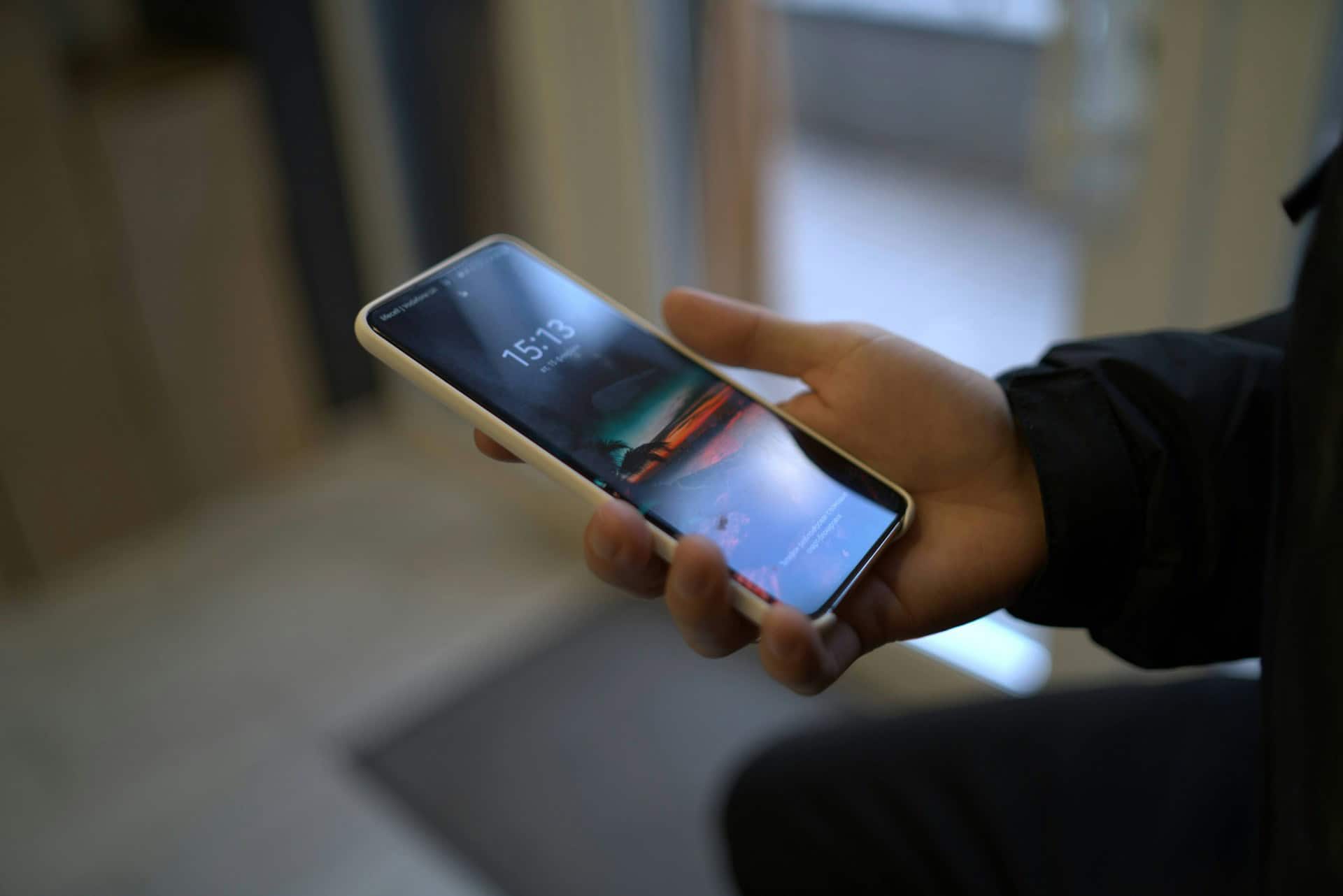 iOS 26 vs One UI 8: A Comparison of Features and Performance