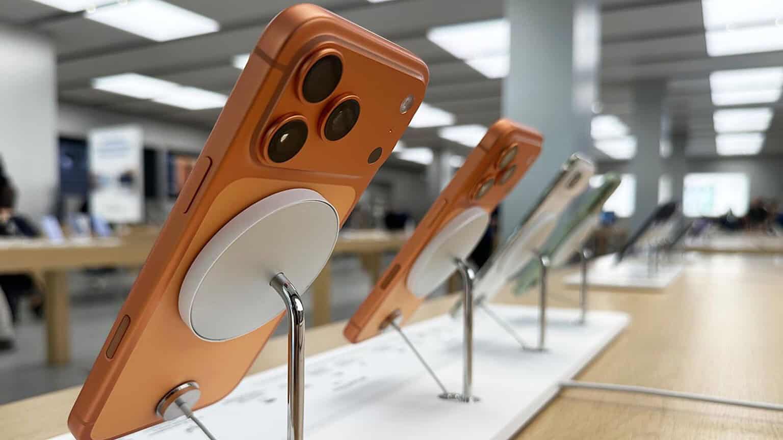 Apple Store Demo Units get new MagSafe Chargers to stop 'Scratchgate'