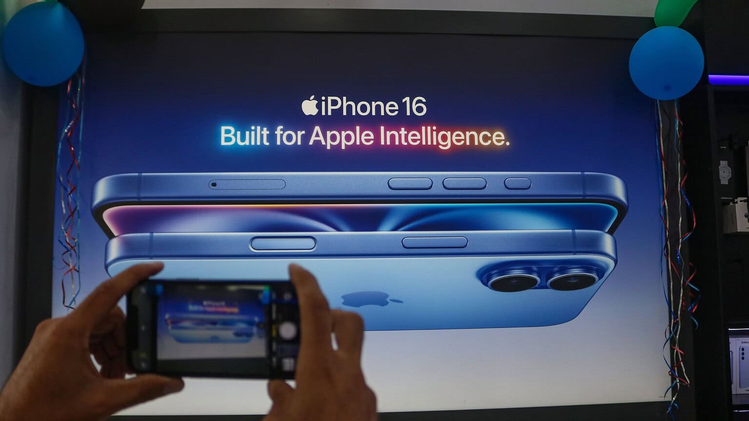 Weeks after iPhone 17 release, users say Apple abandoned Apple Intelligence