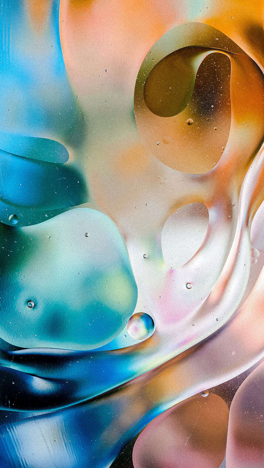 10 Hottest Liquid Glass 4K Wallpapers for iOS 26 (Free)