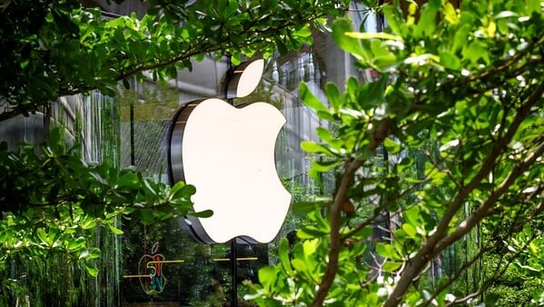 Warren Buffett Is Rapidly Selling Apple Stock, Here Are the Real Reasons
