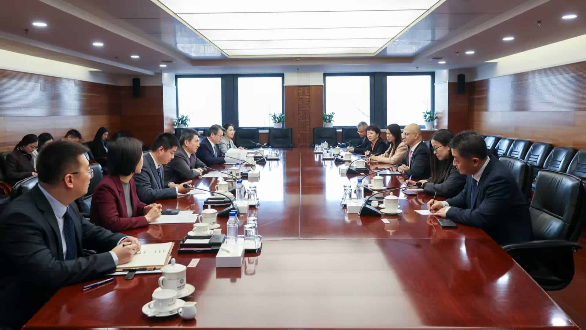 Apple COO Sabih Khan meets China’s Top Trade Official in Beijing