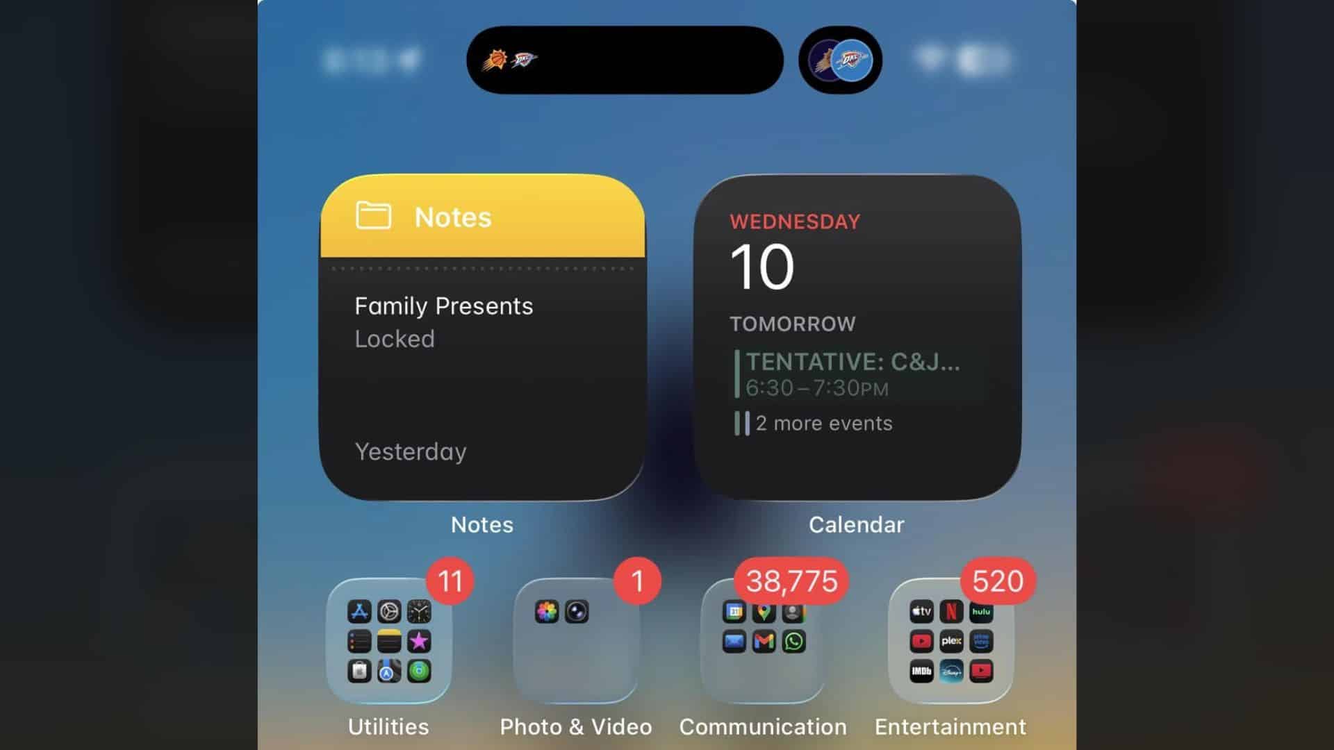 iOS Bug Makes the Status Bar Blurry and Hides the Clock