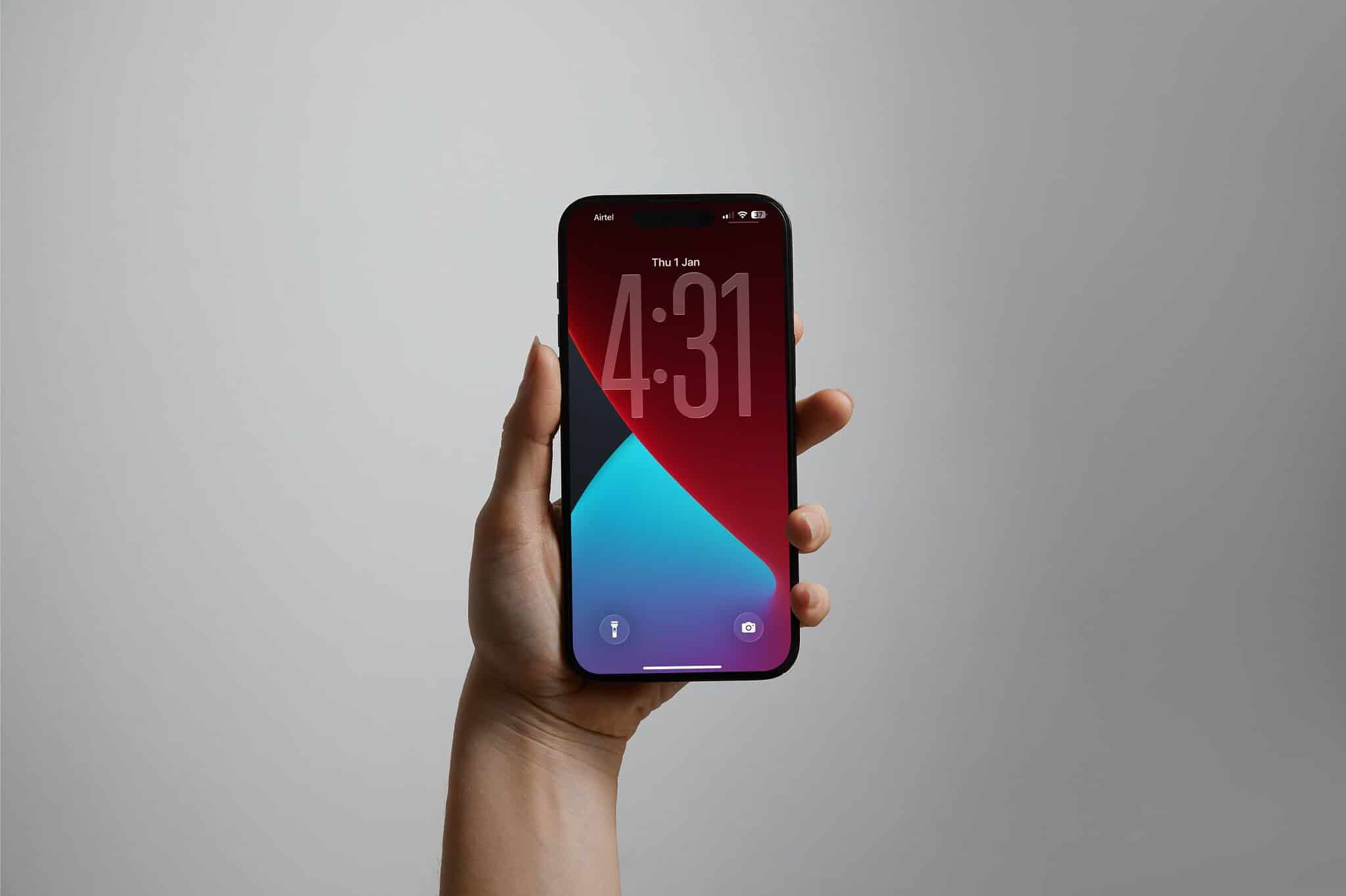 How to Stretch the Clock on the Lock Screen in iOS 26