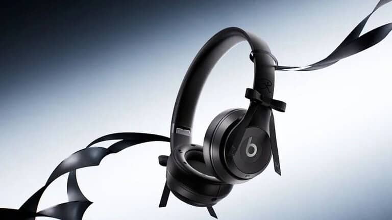 Beats And JENNIE Launch Onyx Black Solo 4 Headphones