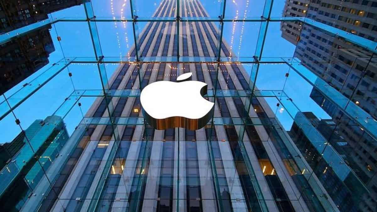Ex-Apple Software Engineer Claims Apple Deliberately Slows Down Old ...
